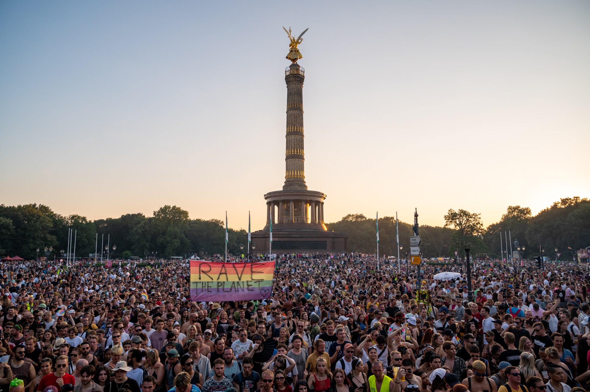 Rave The Planet Parade am 17. August 2024: Hunderttausende friedvolle ...